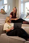Line og Sofie hjælper andre med at blive forelsket i en fart: - Vi ...